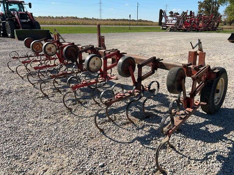 INTERNATIONAL 6 ROW ROW CROP CULTIVATOR - Shackelton Auctions Inc.