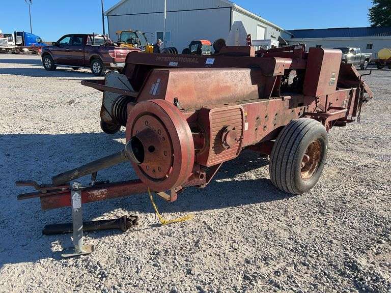 INTERNATIONAL 435 SMALL SQUARE BALER - Shackelton Auctions Inc.