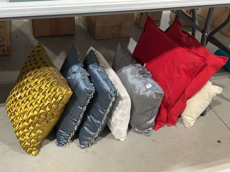 GROUP OF ASSORTED THROW PILLOWS - Shackelton Auctions Inc.