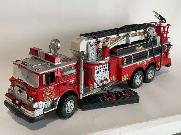 NEW BRIGHT PLASTIC BATTERY OPERATED FIRE TRUCK - 27" - Shackelton ...