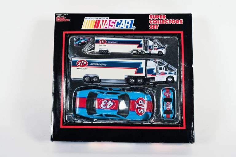 RACING CHAMPIONS RICHARD PETTY RACING TEAM TRANSPORTER AND STOCK CARS ...