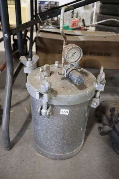 SPRAY PAINT POT - Shackelton Auctions Inc.