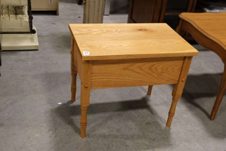 OAK END TABLE - Shackelton Auctions Inc.
