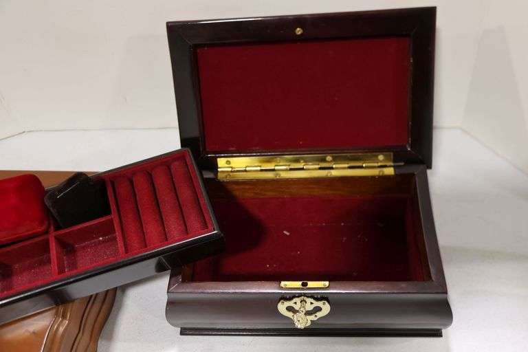 JEWELRY BOXES AND CONTENTS - Shackelton Auctions Inc.