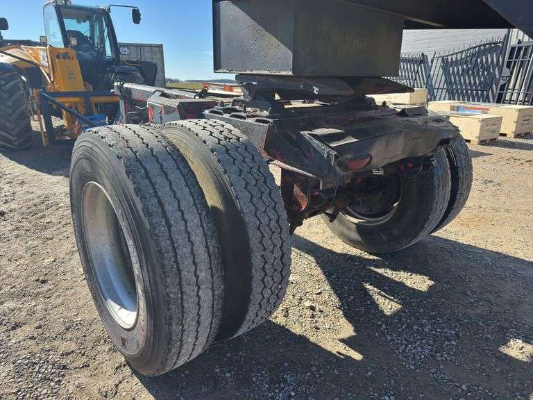 1986 30' TRI-AXLE 5TH WHEEEL TRAILER WITH JOE DOG - Shackelton Auctions ...
