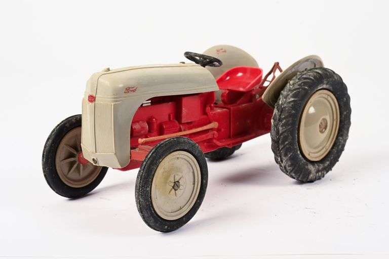 FORD PLASTIC TRACTOR - Shackelton Auctions Inc.