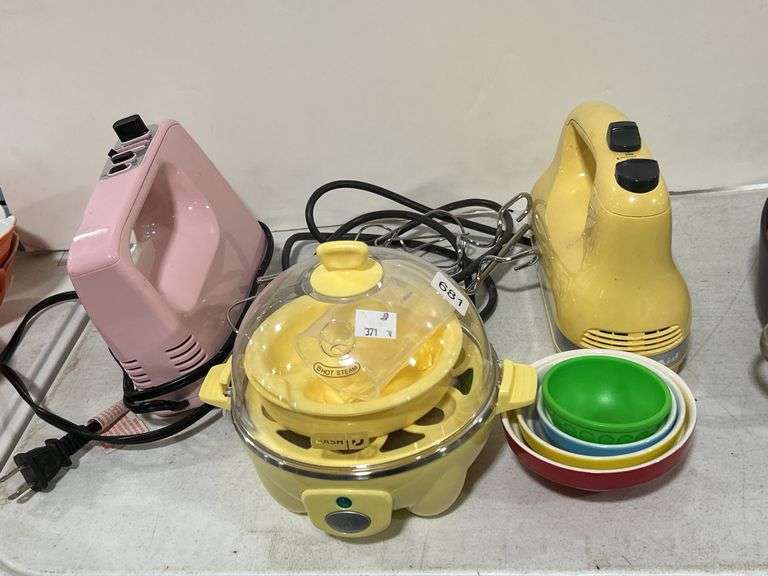 DASH EGG COOKER, KITCHENAID HAND MIXER, COOKS HAND MIXER & PINCH BOWLS ...