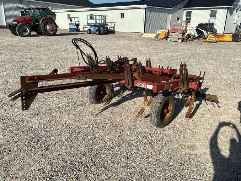 CASE IH 9 SHANK CHISEL PLOW - Shackelton Auctions Inc.