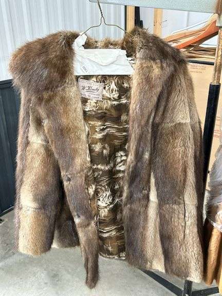 W. KINDY FURRIERS SIMCOE ONT. FUR COAT - Shackelton Auctions Inc.