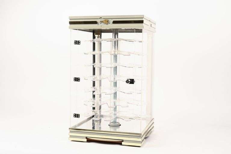 PLASTIC REVOLVING DISPLAY CASE - Shackelton Auctions Inc.