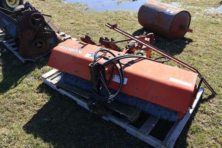 KUBOTA L2062B FRONT MOUNT SWEEPER - Shackelton Auctions Inc.