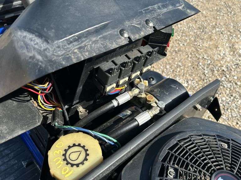 FORD NEW HOLLAND LS55 LAWN MOWER - Shackelton Auctions Inc.