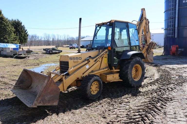 FORD 555 D 4WD TRACTOR LOADER BACKHOE - Shackelton Auctions Inc.