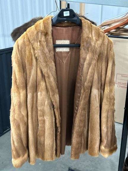 W. KINDY FURRIERS SIMCOE ONT, FUR COAT - Shackelton Auctions Inc.