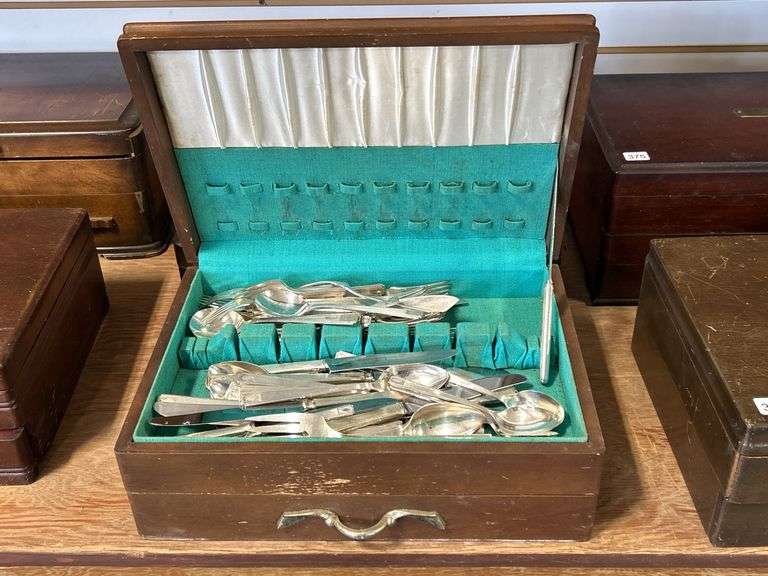 COMMUNITY SILVERPLATE FLATWARE WITH CHEST - Shackelton Auctions Inc.