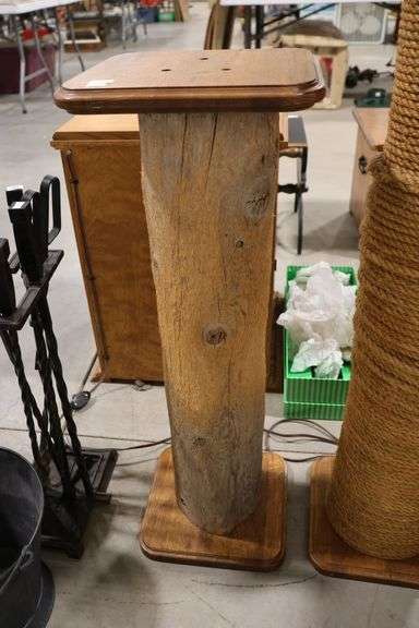 CAT SCRATCH STAND 35" - Shackelton Auctions Inc.