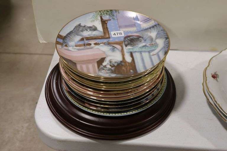 LARGE GROUP OF COLLECTOR PLATES - Shackelton Auctions Inc.