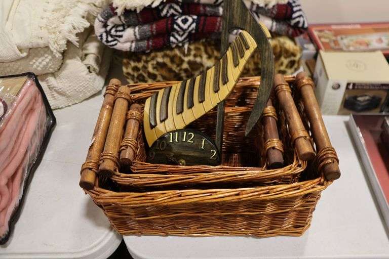 WICKER BASKETS AND MUSIC NOTE WOODEN PIECE - Shackelton Auctions Inc.