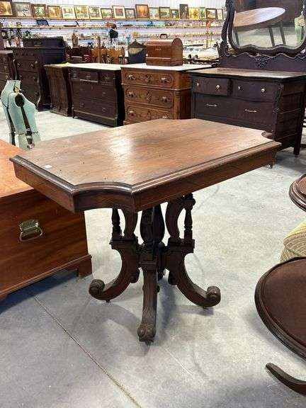 ANTIQUE PEDESTAL PARLOUR TABLE 28"X38"X31" - Shackelton Auctions Inc.