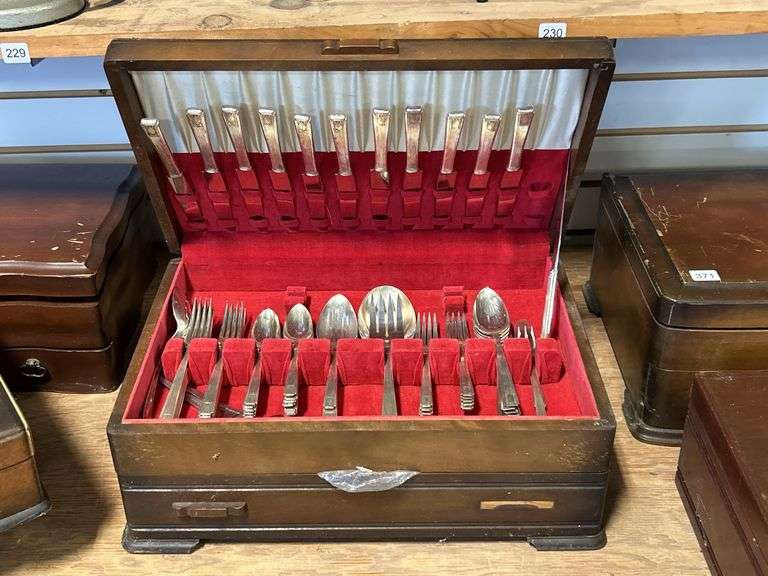 COMMUNITY SILVERPLATE FLATWARE WITH CHEST - Shackelton Auctions Inc.