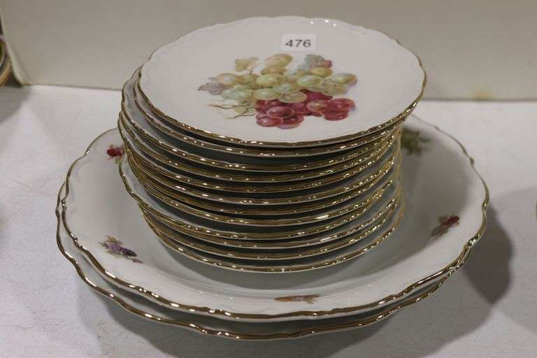 GROUP OF COLLECTOR PLATES - Shackelton Auctions Inc.