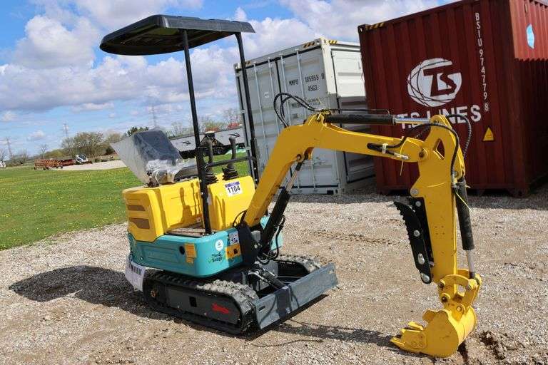 DIG MASTER DM100 MINI EXCAVATOR - Shackelton Auctions Inc.