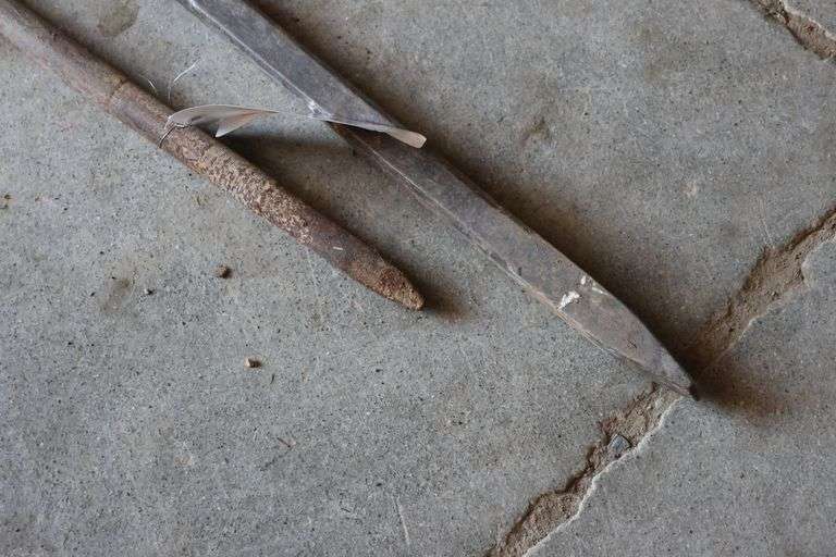 2 CROW BARS - Shackelton Auctions Inc.