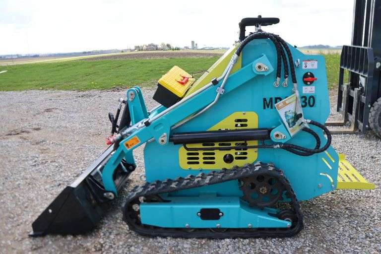 MACH PRO MPS330 SKIDSTEER LOADER - Shackelton Auctions Inc.