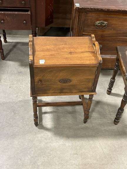 SMOKERS STAND 15"X10"X24" - Shackelton Auctions Inc.