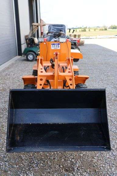 MACH PRO MP-L905 GASOLINE LOADER - Shackelton Auctions Inc.