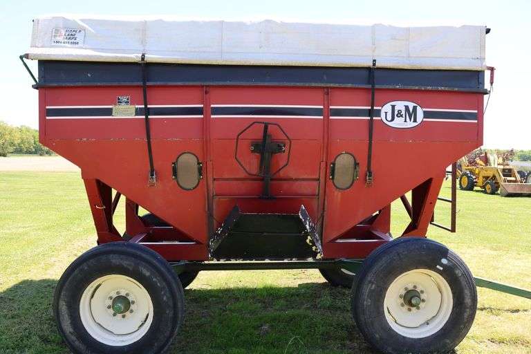 J & M 385 GRAVITY BOX & WAGON - Shackelton Auctions Inc.