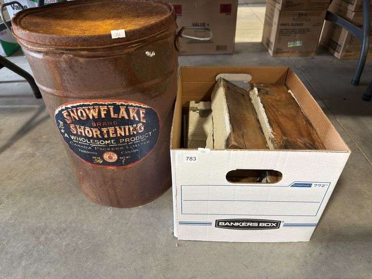 WOODEN CORBELS AND SNOWFLAKE 50 POUND PAIL - Shackelton Auctions Inc.