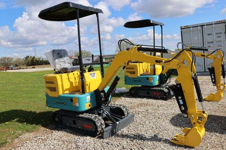 DIG MASTER DM100 MINI EXCAVATOR - Shackelton Auctions Inc.
