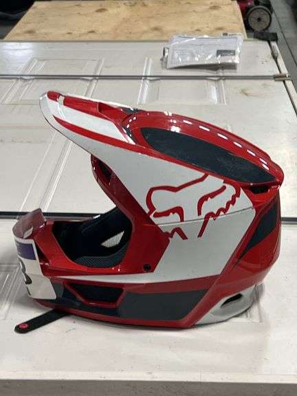 FOX HELMET SIZE LARGE - Shackelton Auctions Inc.