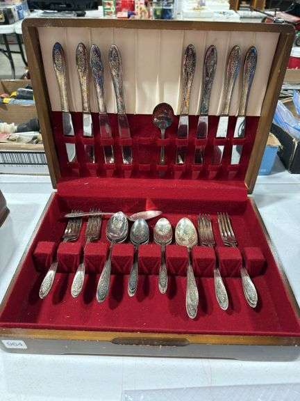 ONEIDA SLIVER PLATE FLATWARE WITH CHEST - Shackelton Auctions Inc.