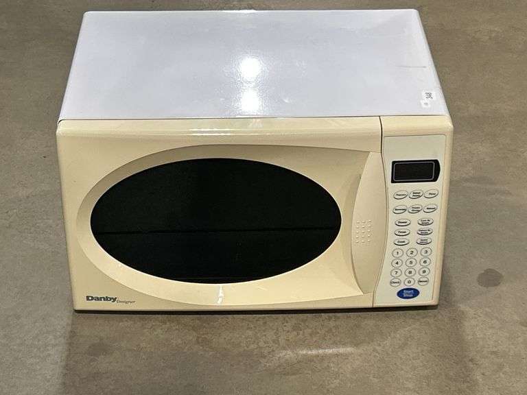 DANBY MICROWAVE - Shackelton Auctions Inc.