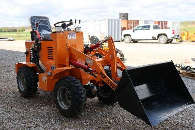 MACH PRO MP-L905 GASOLINE LOADER - Shackelton Auctions Inc.