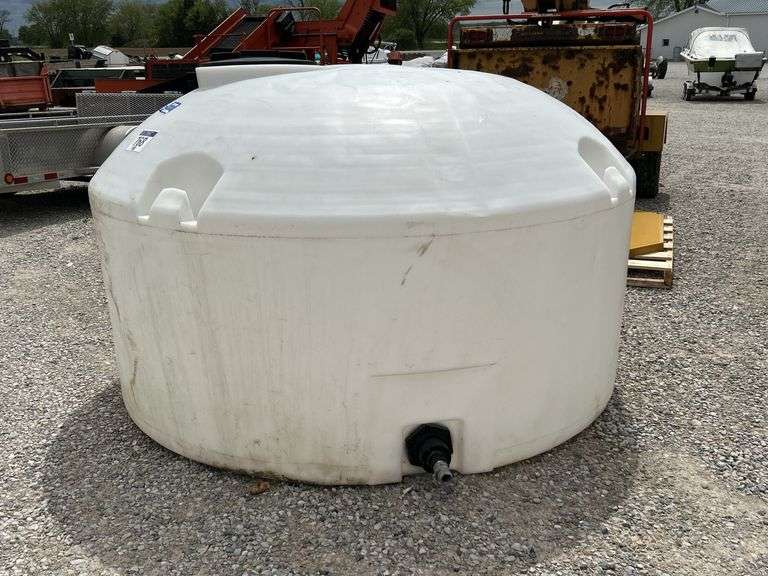 900 GALLON POLY TANK - Shackelton Auctions Inc.