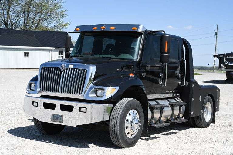 2006 INTERNATIONAL 7300 DT466 TRUCK - Shackelton Auctions Inc.