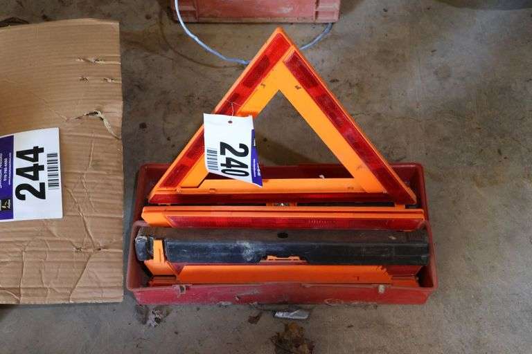 SET OF 3 SAFETY TRIANGLES - Shackelton Auctions Inc.