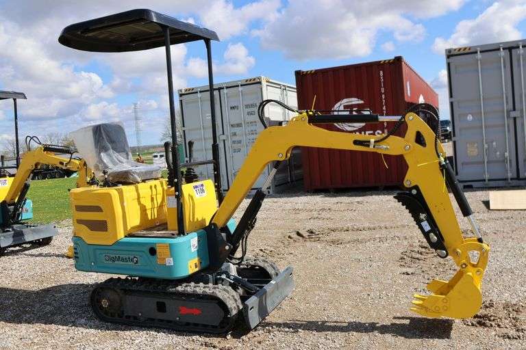 DIG MASTER DM100 MINI EXCAVATOR - Shackelton Auctions Inc.