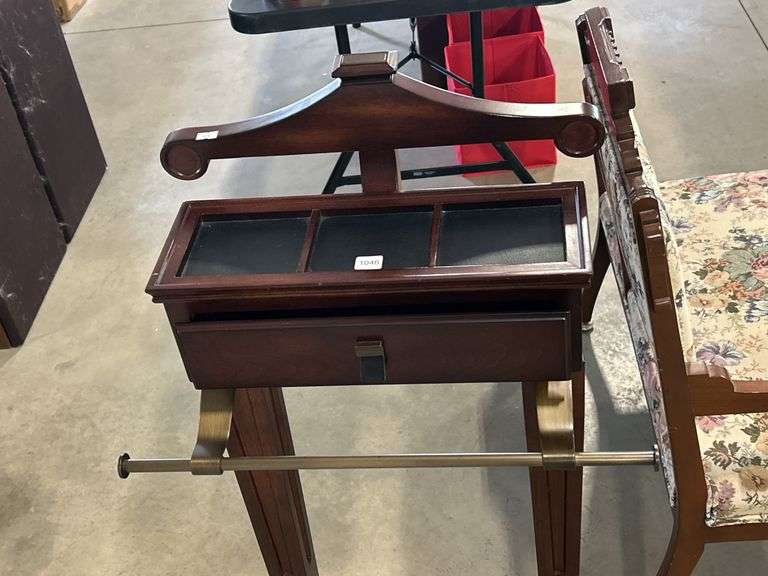 DRESSING VALET - 18"X21"45" - Shackelton Auctions Inc.