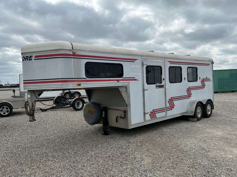 1997 BELORE TANDEM AXLE 5TH WHEEL HORSE TRAILER - Shackelton Auctions Inc.