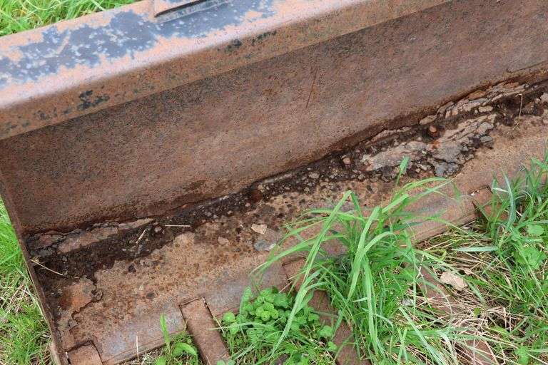 HLA 6' MANURE BUCKET - Shackelton Auctions Inc.