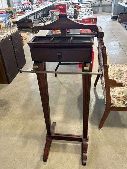 DRESSING VALET - 18"X21"45" - Shackelton Auctions Inc.