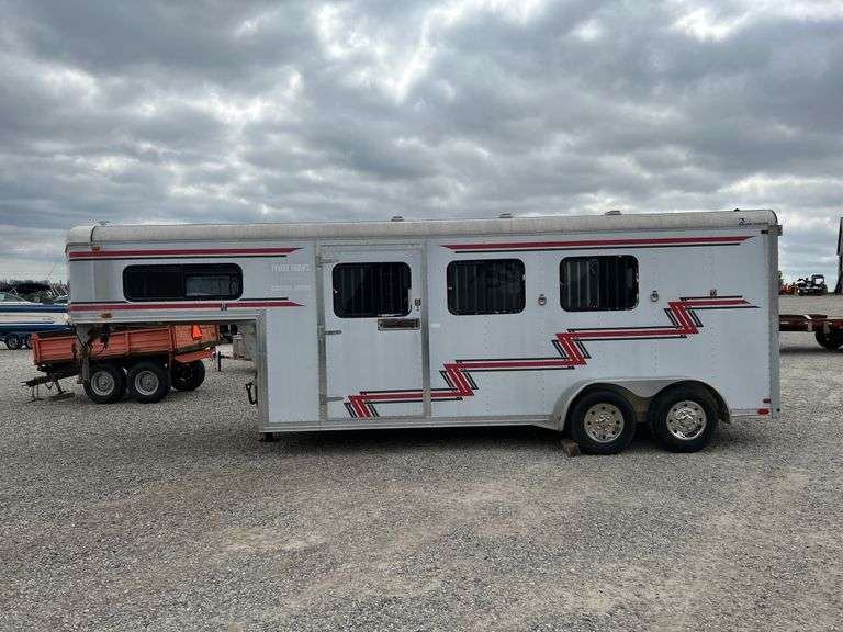 1997 BELORE TANDEM AXLE 5TH WHEEL HORSE TRAILER - Shackelton Auctions Inc.