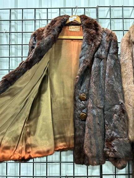 THE LUBEK FUR CO. HAMILTON, ONT FUR COAT - Shackelton Auctions Inc.