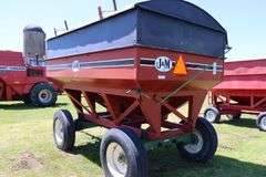 J & M 385 GRAVITY BOX & WAGON - Shackelton Auctions Inc.