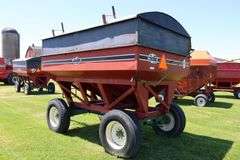 J & M 385 GRAVITY BOX & WAGON - Shackelton Auctions Inc.