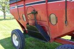 J & M 385 GRAVITY BOX & WAGON - Shackelton Auctions Inc.